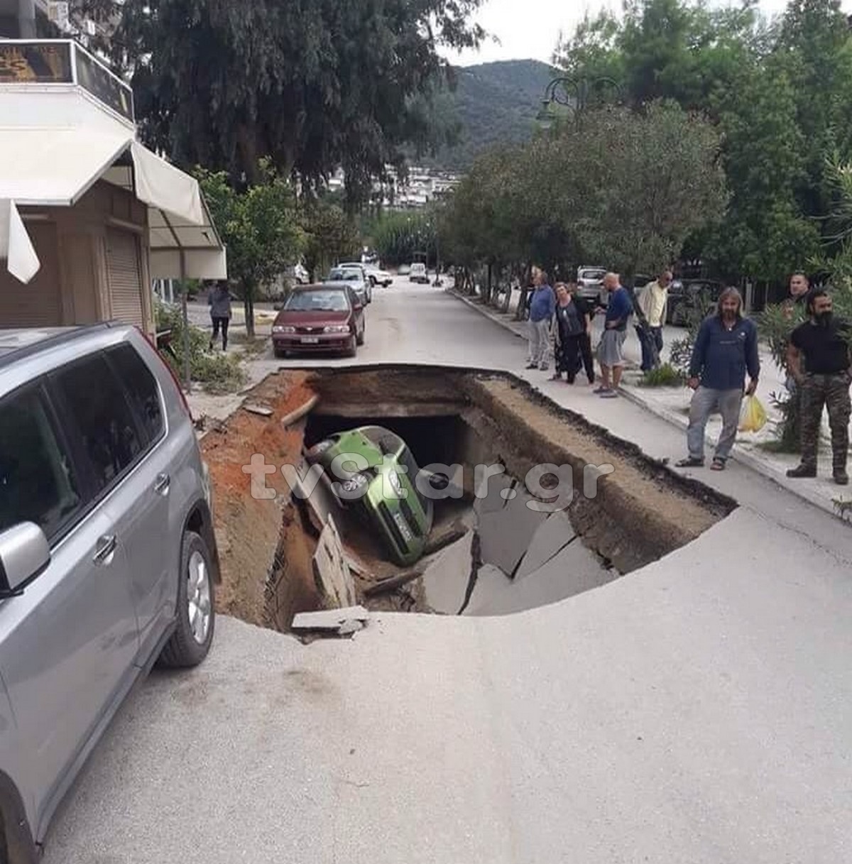 Άνοιξε η γη στην Αιδηψό και κατάπιε αυτοκίνητο (video-photo) – tvstar.gr