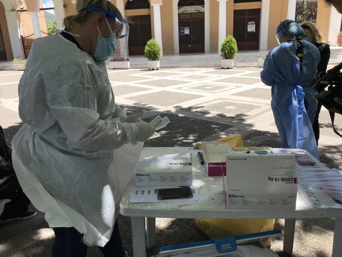 Και σήμερα νεαρά άτομα μετά από διακοπές, τα θετικά δείγματα στα rapid ...