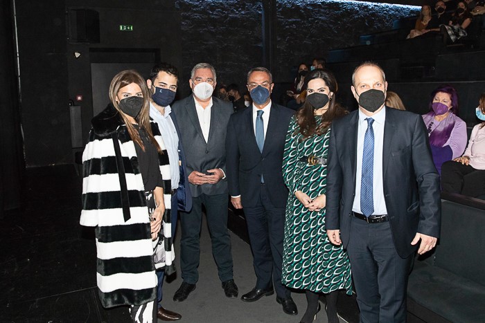 Επίσημη πρώτη και λαμπερή στο θέατρο «Κατερίνα Βασιλάκου» για τον «Κατά ...