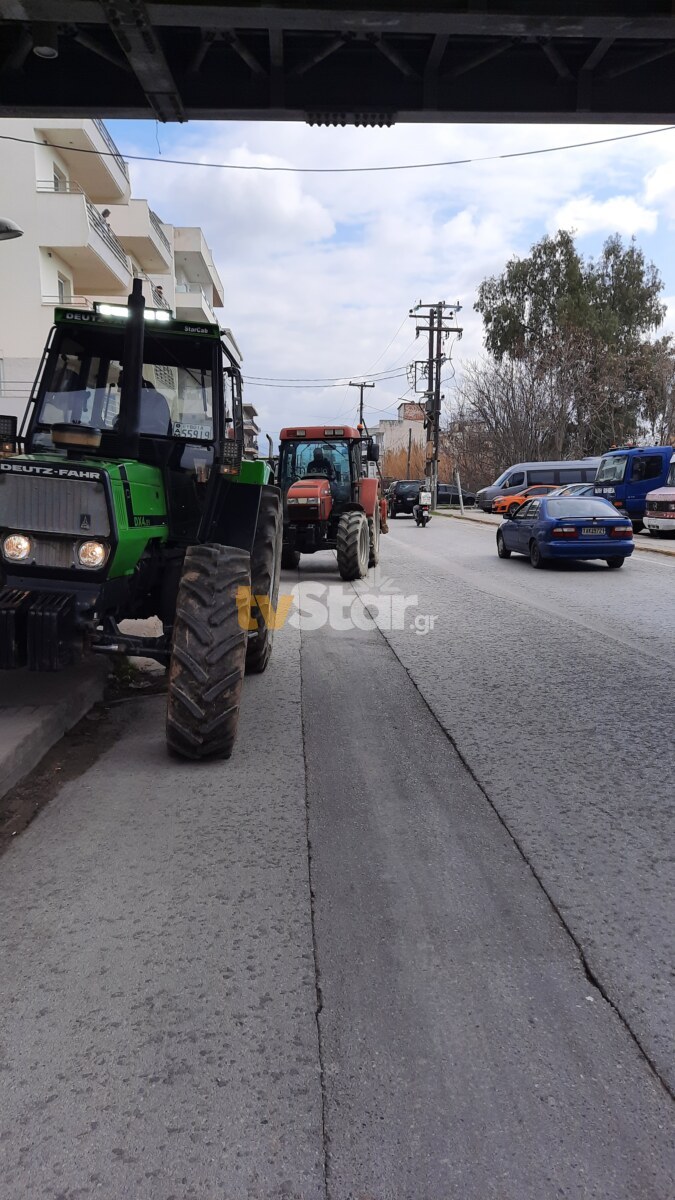 Έξω από το κτήριο της Περιφέρειας στη Χαλκίδα αγρότες με τα τρακτέρ ...