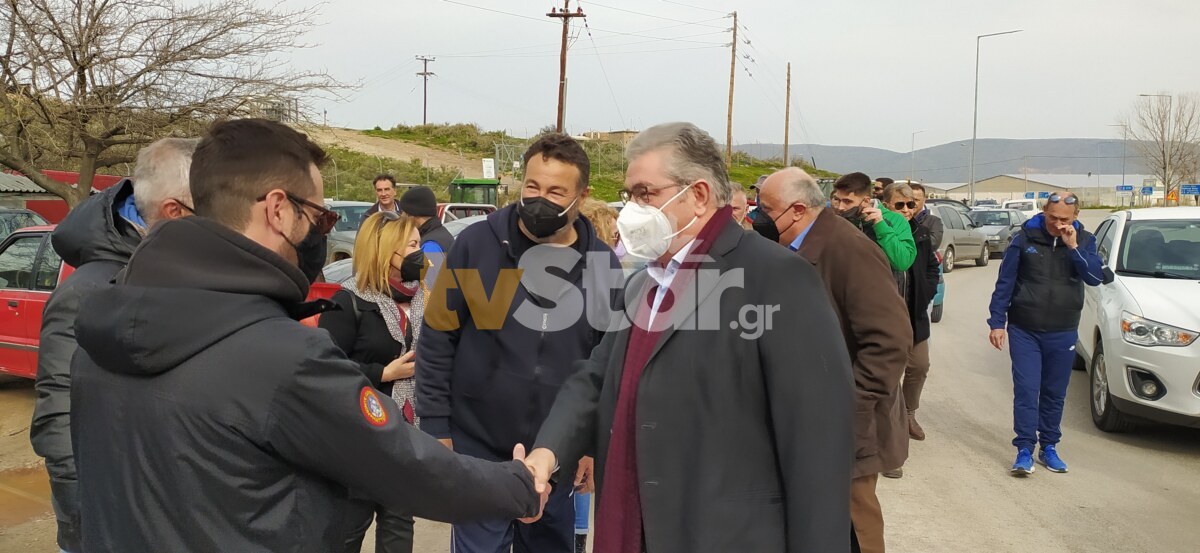 Στο μπλόκο των αγροτών της Λιβαδειάς ο Δημήτρης Κουτσούμπας (video ...