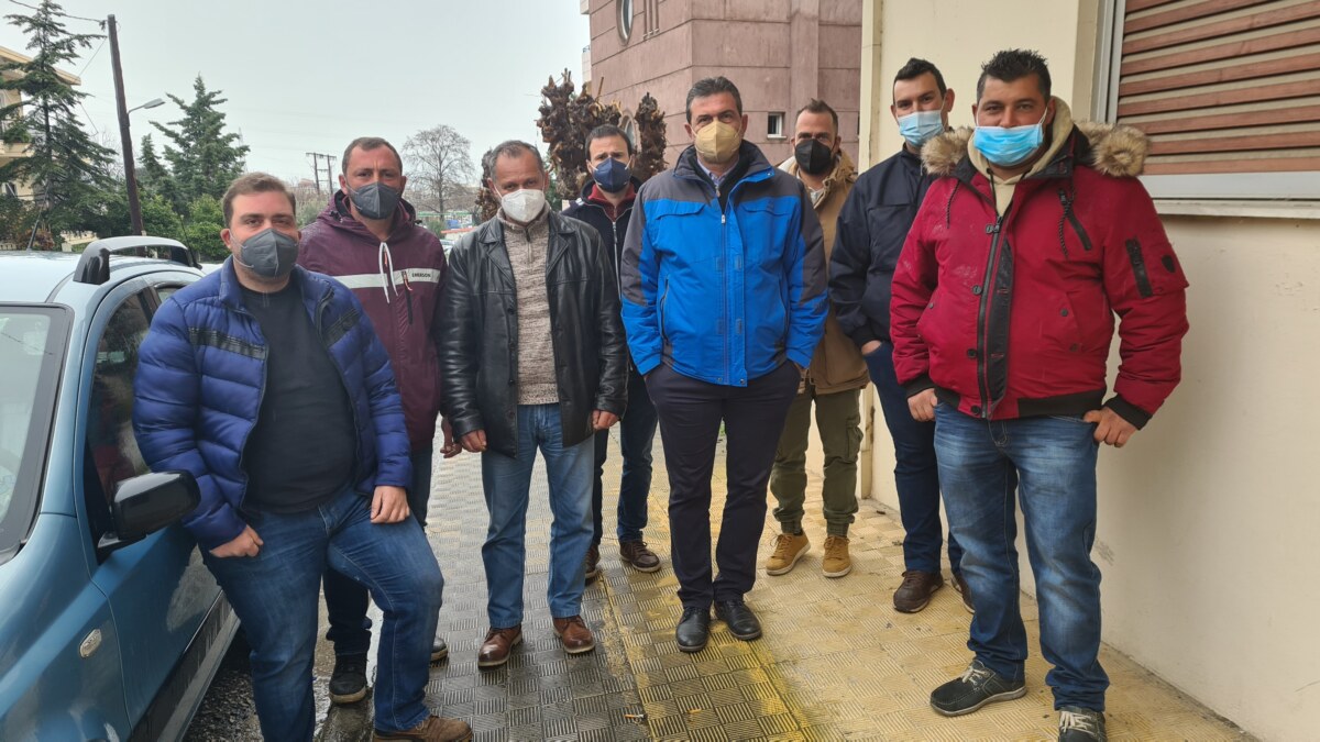 Παραμένουν στο μπλόκο οι αγρότες της Αταλάντης. Στην Λαμία για επαφές ...
