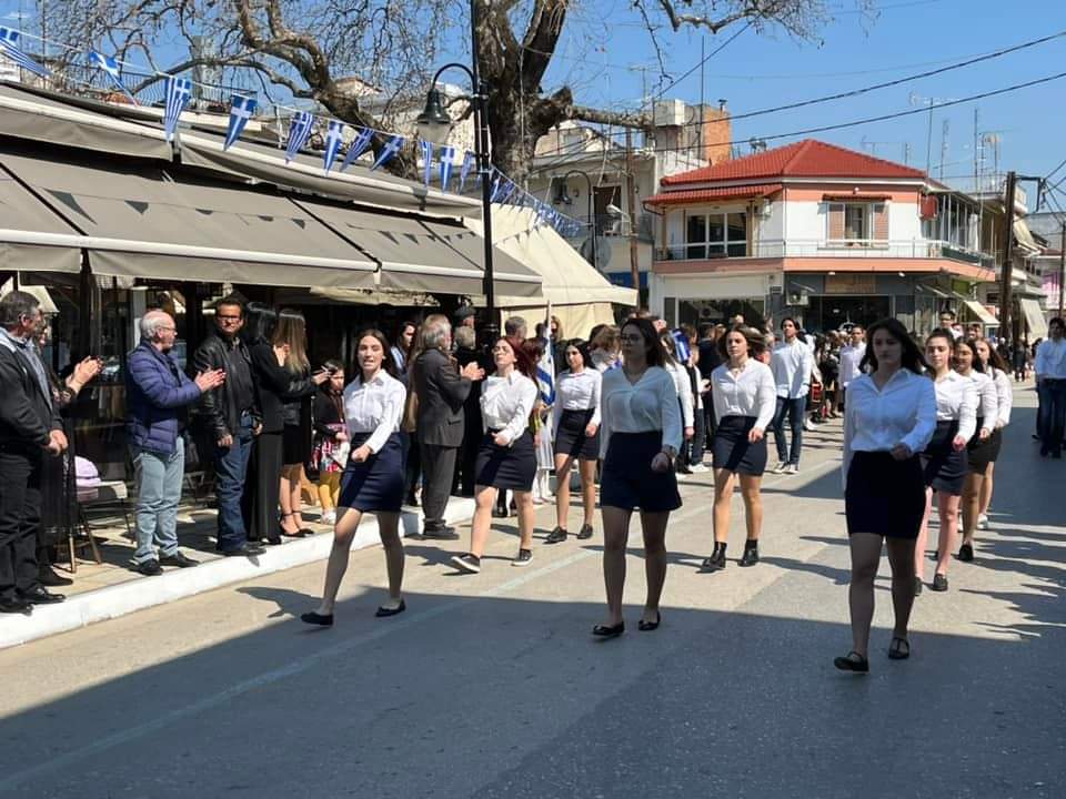 Η μαθητική παρέλαση για την 25η Μαρτίου στη Μακρακώμη (φωτογραφίες ...
