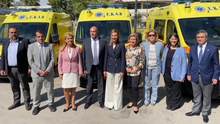 Δωρεά 20 εξοπλισμένων ασθενοφόρων στο ΕΚΑΒ από την Ένωση Ελλήνων ...