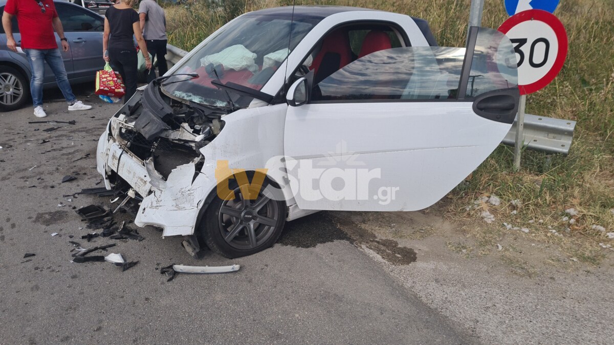Λαμία: Μετωπική σύγκρουση οχημάτων – Μια τραυματίας (φωτογραφίες ...