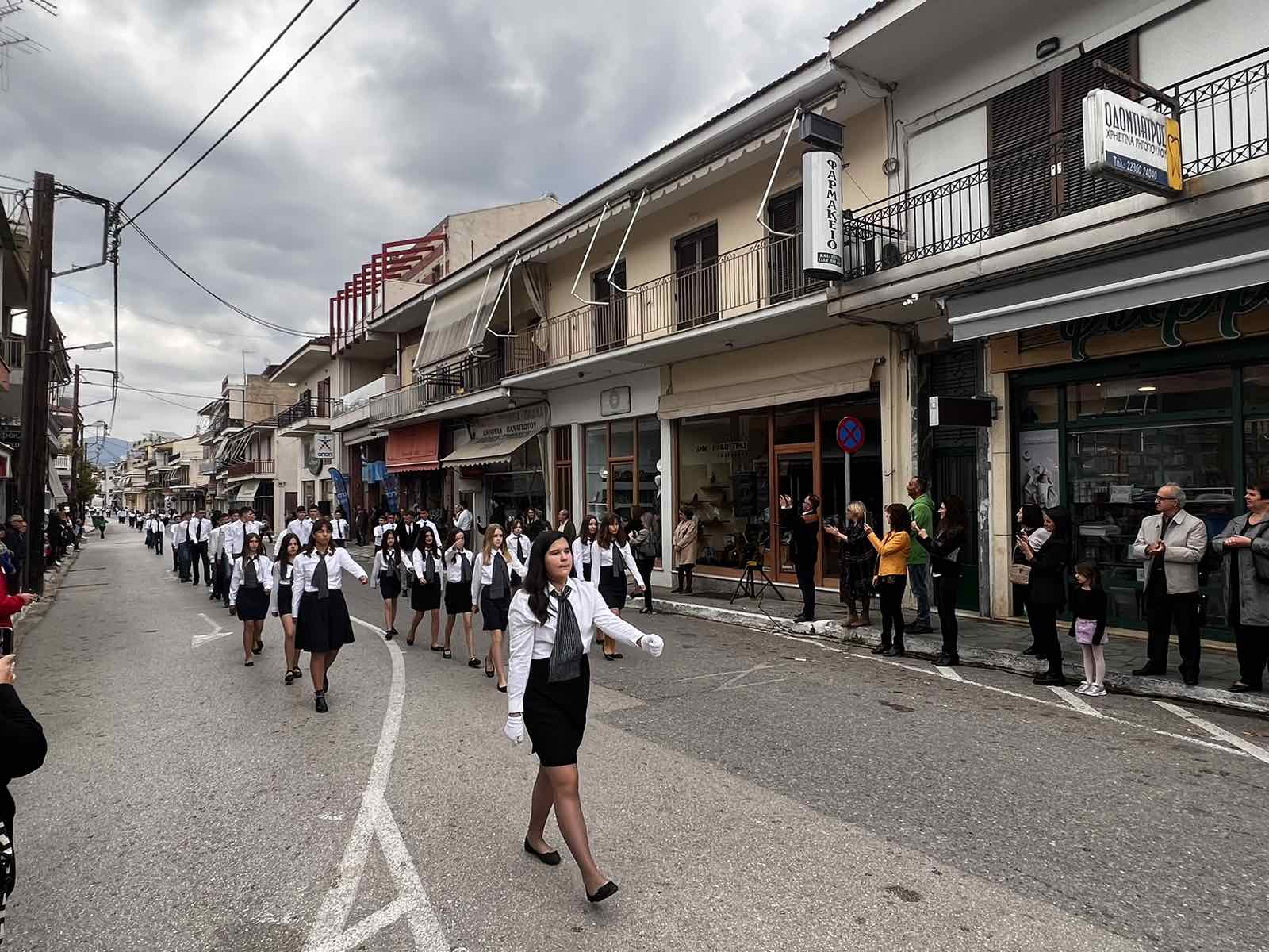 Η μαθητική παρέλαση για την 28η Οκτωβρίου στη Μακρακώμη (φωτογραφίες ...