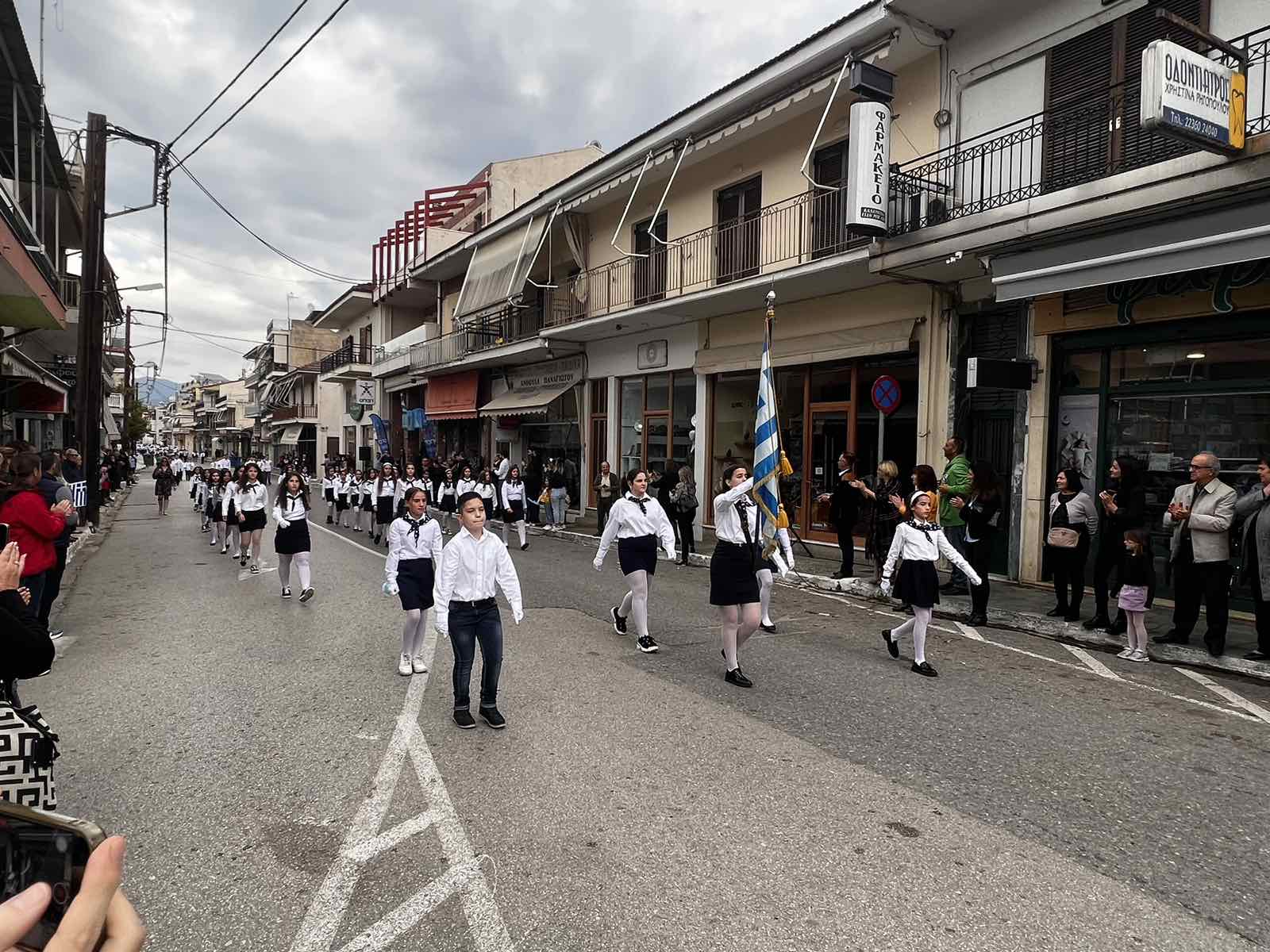 Η μαθητική παρέλαση για την 28η Οκτωβρίου στη Μακρακώμη (φωτογραφίες ...