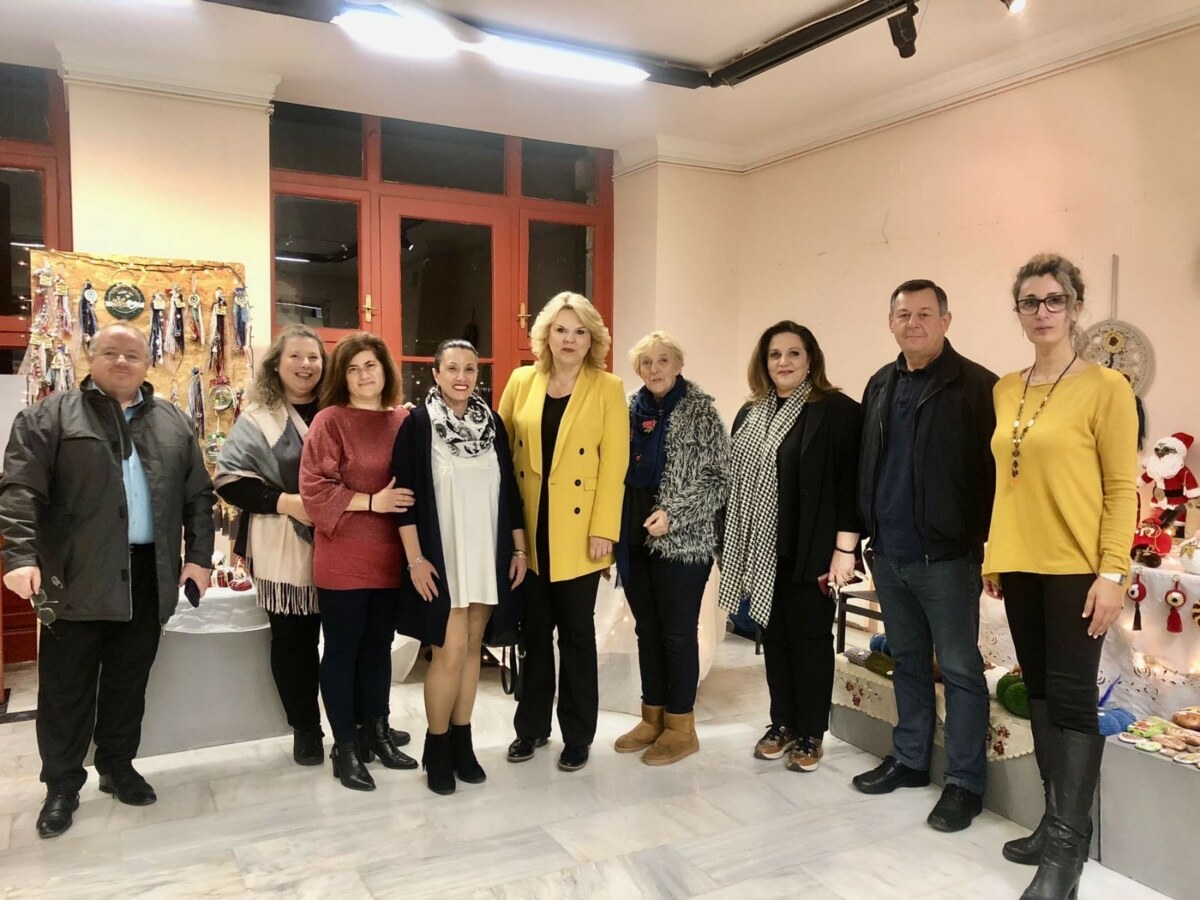 Στην έκθεση του Συλλόγου «Αναγέννηση» Αγίου Νικολάου η Δήμαρχος ...