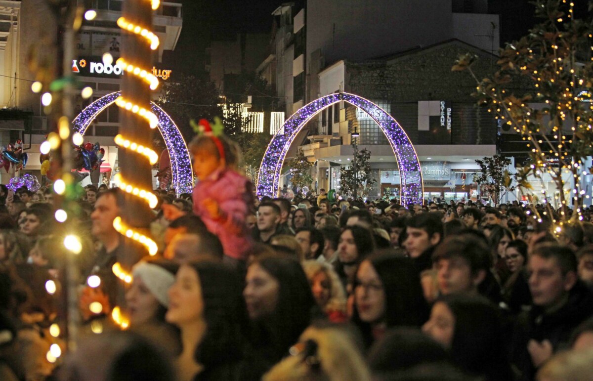 Χριστούγεννα στη Λαμία. Άναψε το δένδρο, φωταγωγήθηκε η πόλη. (φωτο ...