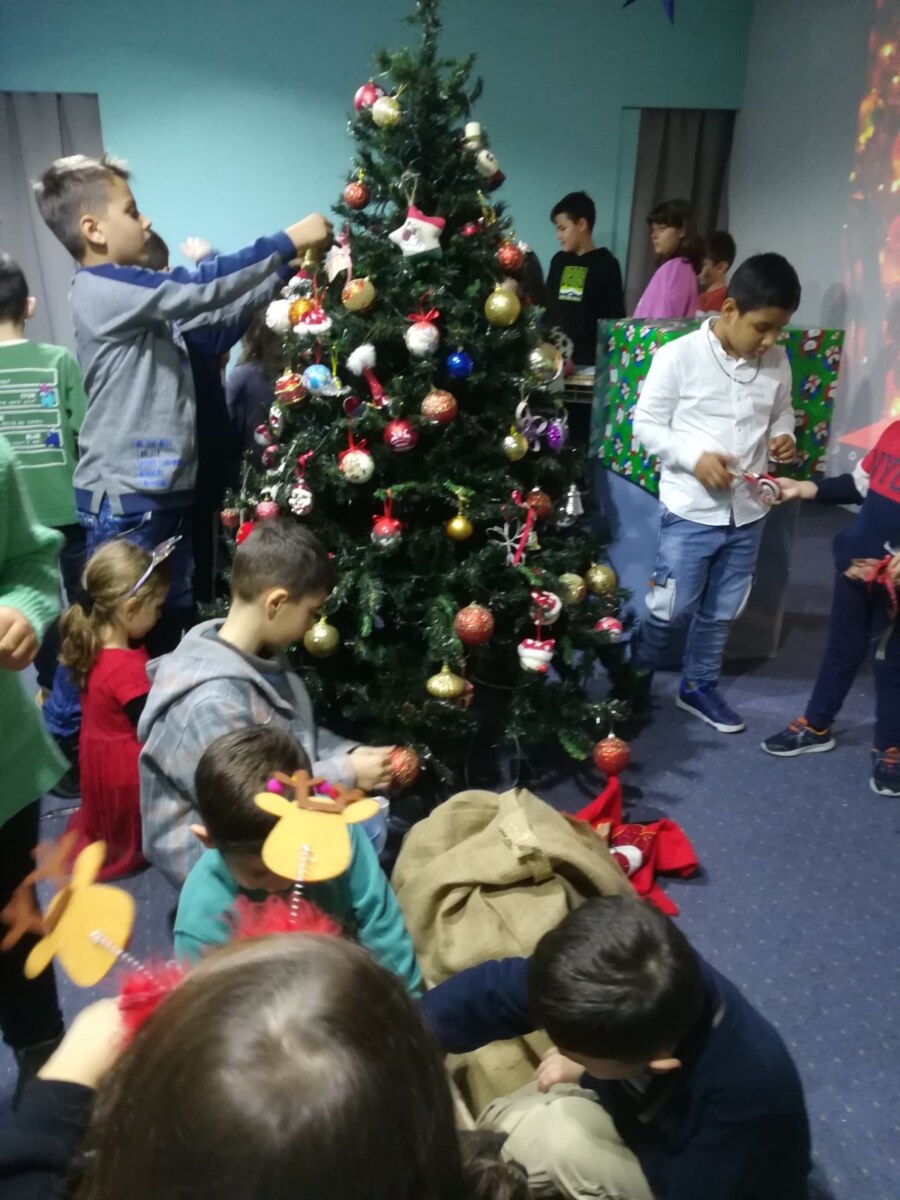 Γεμάτη χαρά και χρώμα η Χριστουγεννιάτικη εκδήλωση του 14ου και 20ου ...