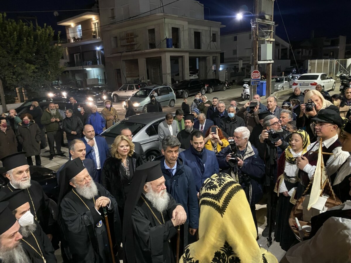 Ο Αρχιεπίσκοπος Ιερώνυμος, Μητροπολίτες και σύσσωμες οι τοπικές αρχές ...