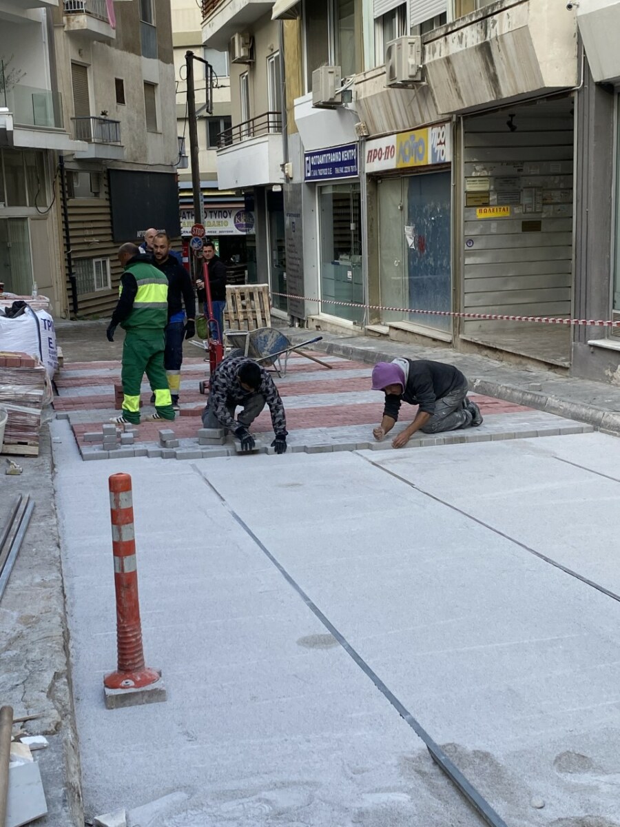 Συνεχίζεται το έργο αποκατάστασης του κυβολιθικού οδοστρώματος σε ...