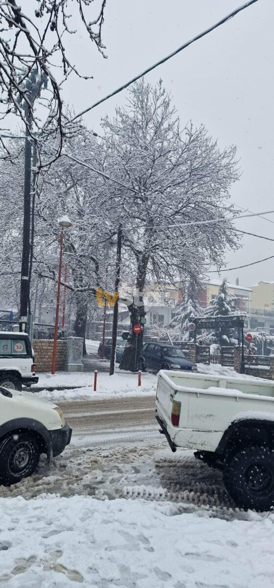 Παραμένει λευκό το τοπίο στο Καρπενήσι - Ανοιχτό το χιονοδρομικό στο ...