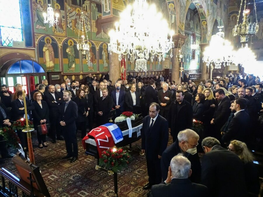 Βαρύ πένθος στην κηδεία του Νεκτάριου Σαντορινιού: Με δύο σημαίες το ...