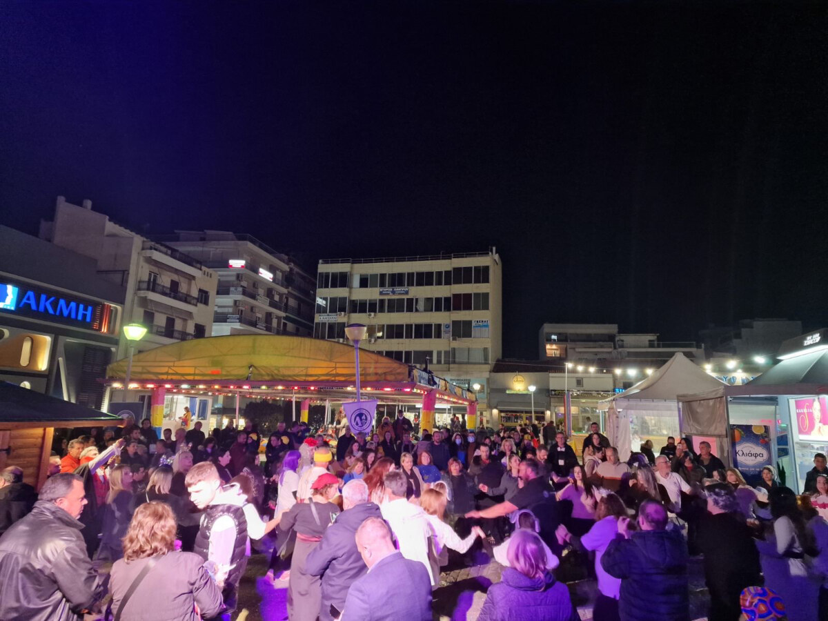 «Τρελό» αποκριάτικο πάρτι στης Αποκριάς τα ΧοροΠατήματα στην πλατεία ...