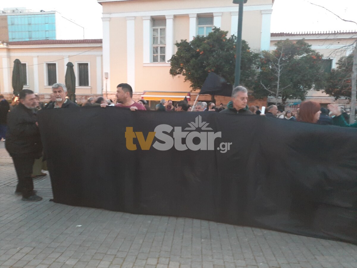 Με μαύρα πανό και σημαίες οι Χαλκιδείς διαμαρτυρήθηκαν για τα Τέμπη ...