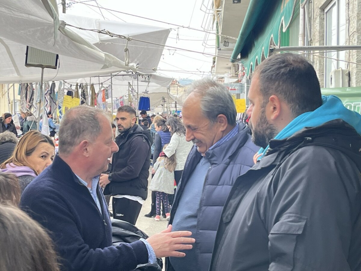 Στο παζάρι της Μακρακώμης ο Νίκος Πάπουτσας (φωτο) – tvstar.gr