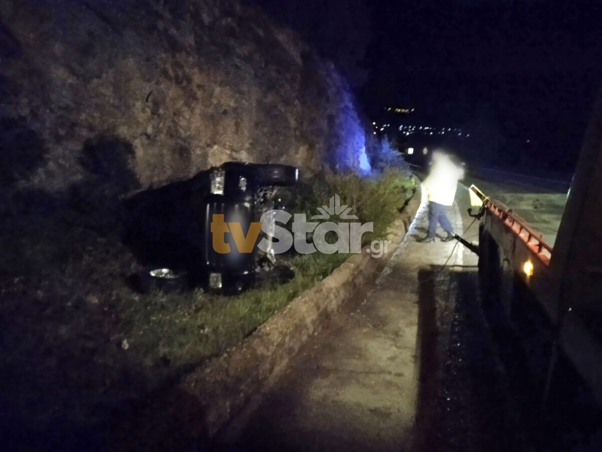 Αγροτικό βγήκε εκτός δρόμου και σκαρφάλωσε στο πρανές. (φωτο) – tvstar.gr