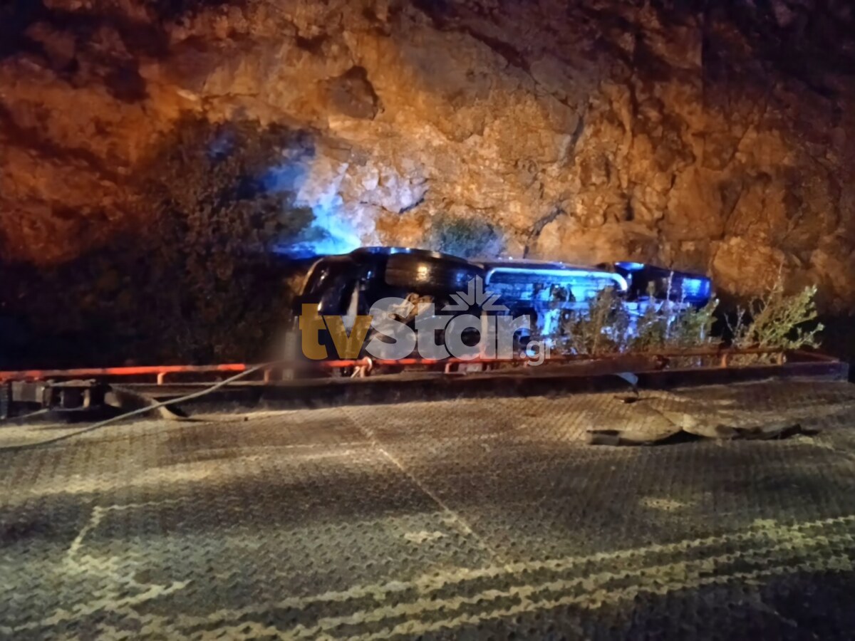 Αγροτικό βγήκε εκτός δρόμου και σκαρφάλωσε στο πρανές. (φωτο) – tvstar.gr