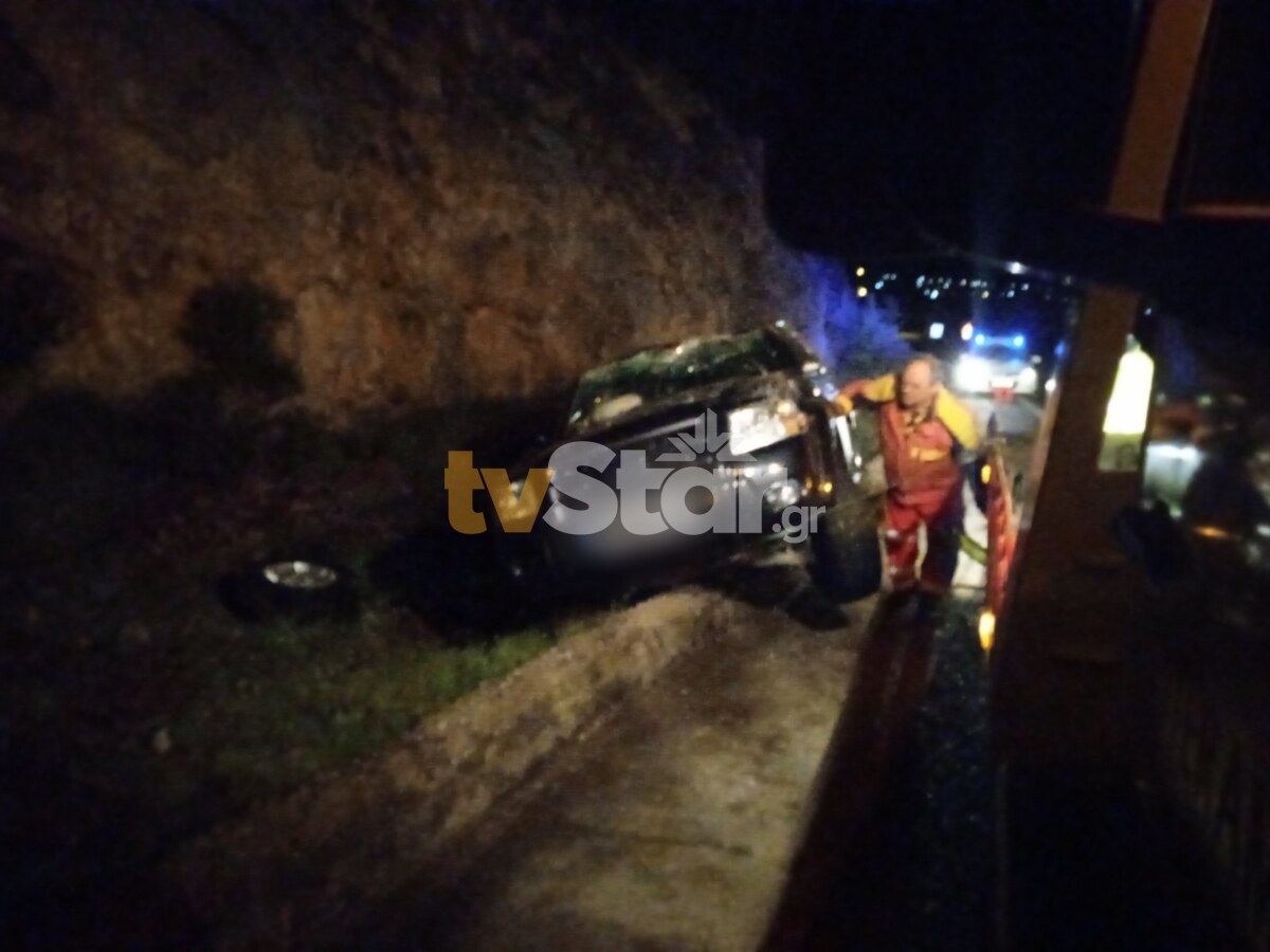 Αγροτικό βγήκε εκτός δρόμου και σκαρφάλωσε στο πρανές. (φωτο) – tvstar.gr