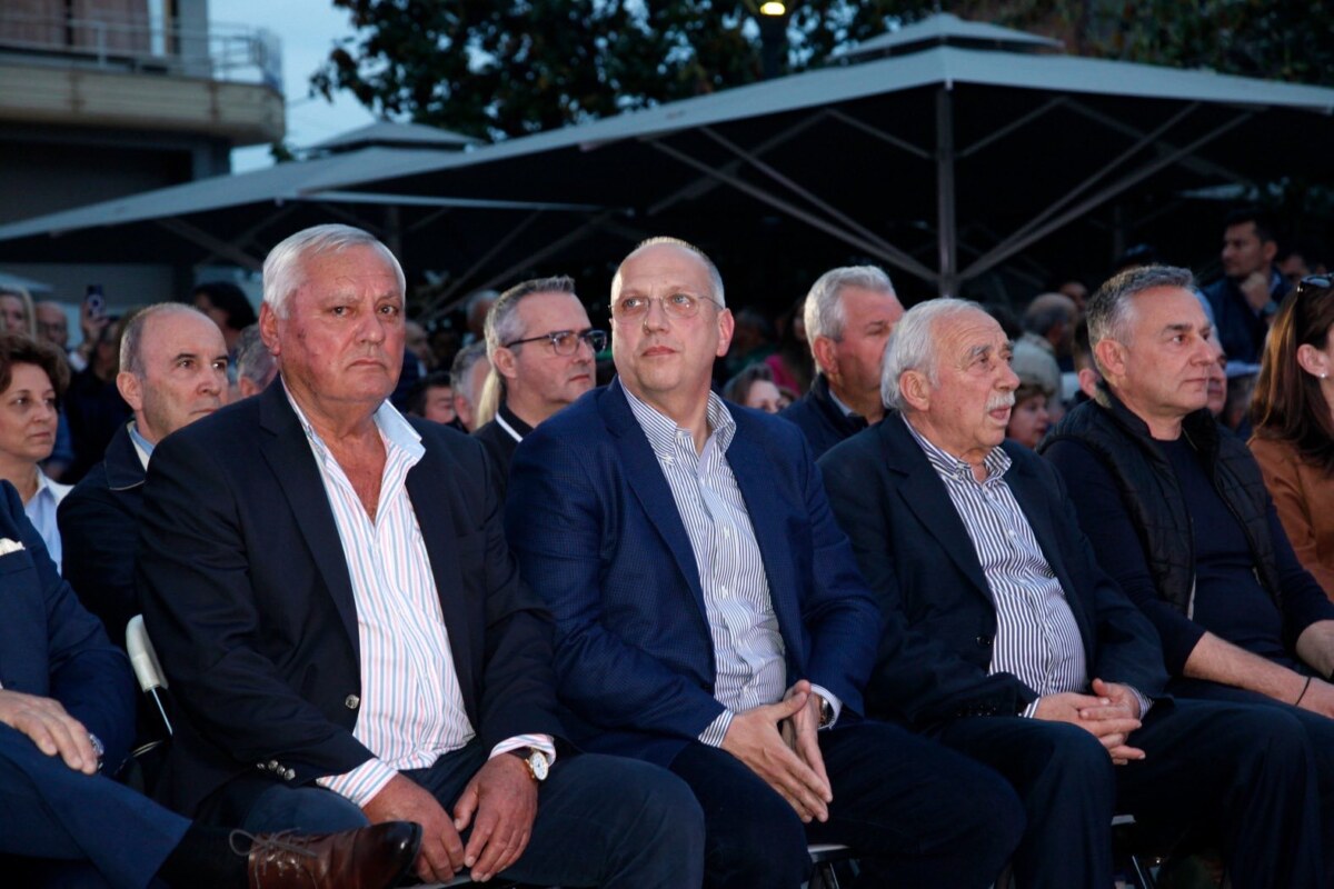 Πλήθος κόσμου στην ανοιχτή συγκέντρωση του Γ. Οικονόμου στην Αταλάντη ...