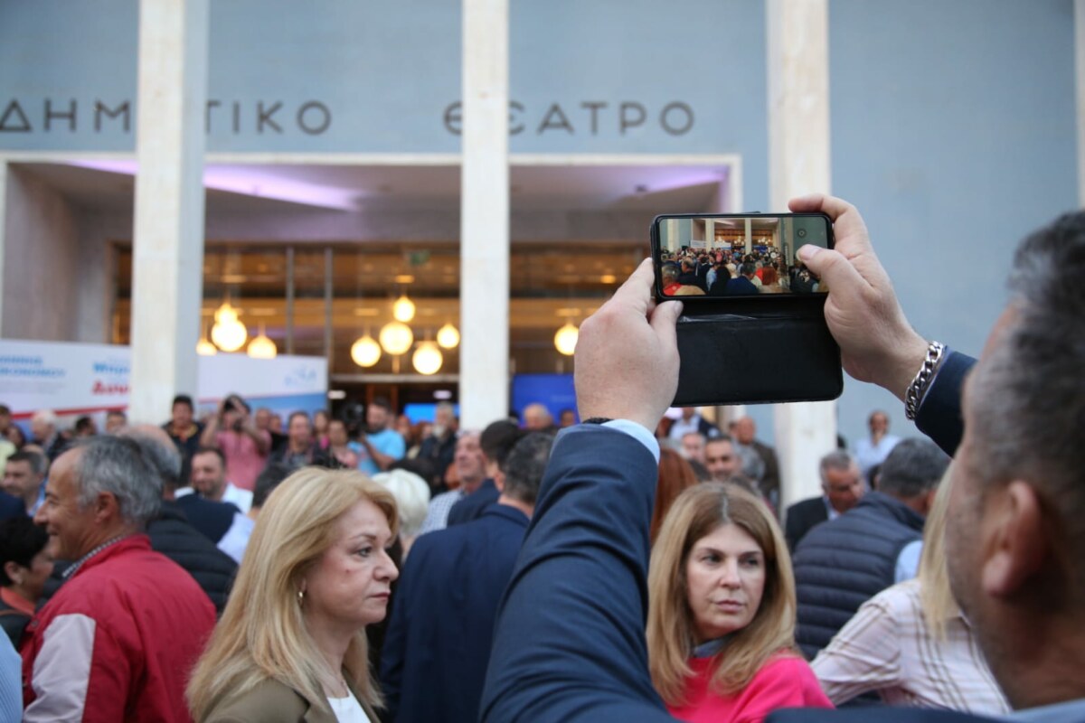 Στο κατάμεστο δημοτικό θέατρο η κεντρική προεκλογική ομιλία του Γιάννη ...