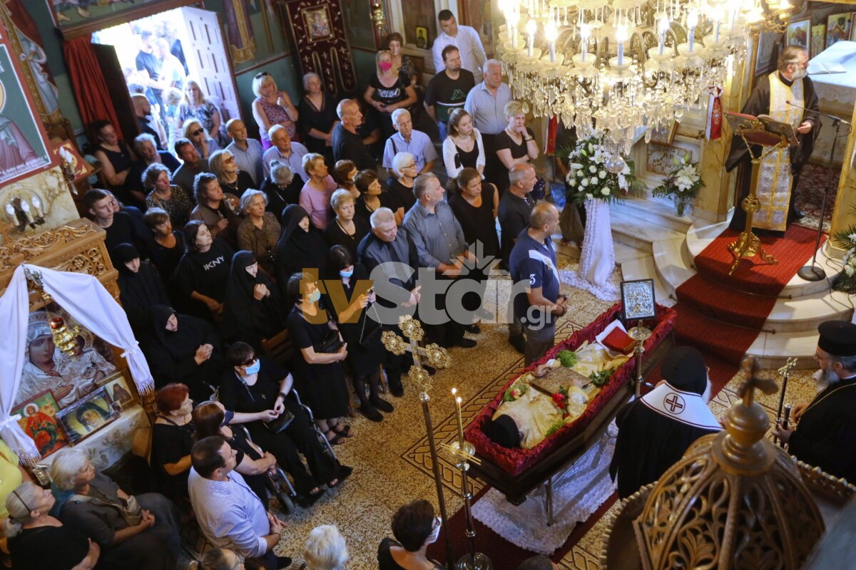 Συγκλονιστικές στιγμές στην κηδεία του ταπεινού παπανικόλα στο ...