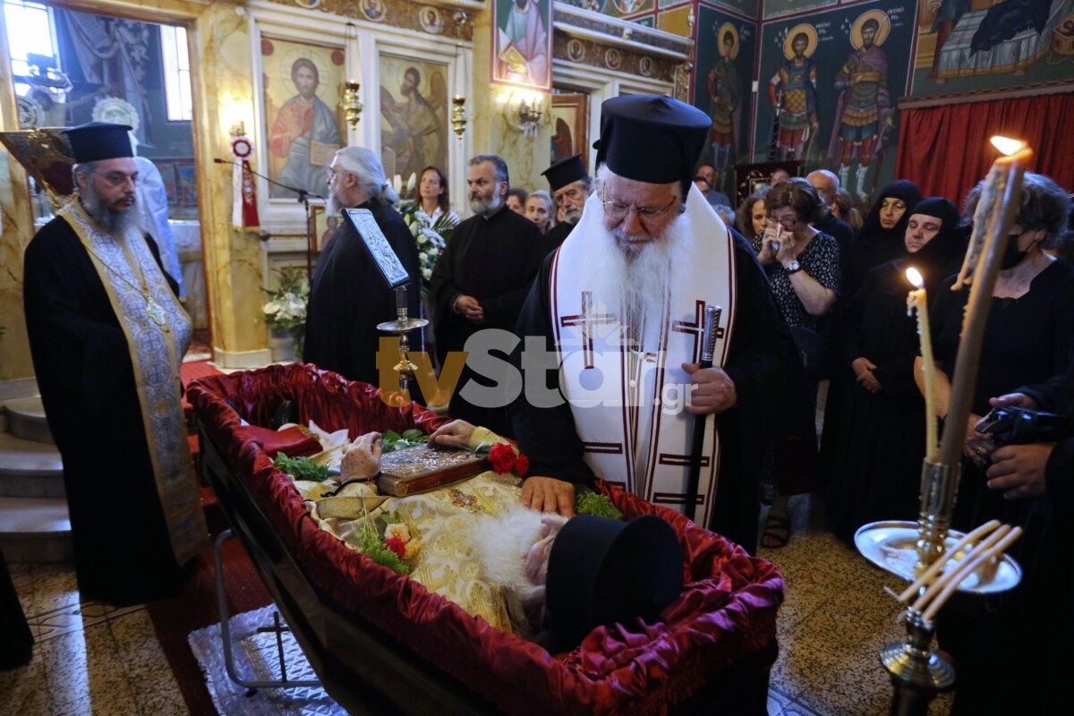 Συγκλονιστικές στιγμές στην κηδεία του ταπεινού παπανικόλα στο ...