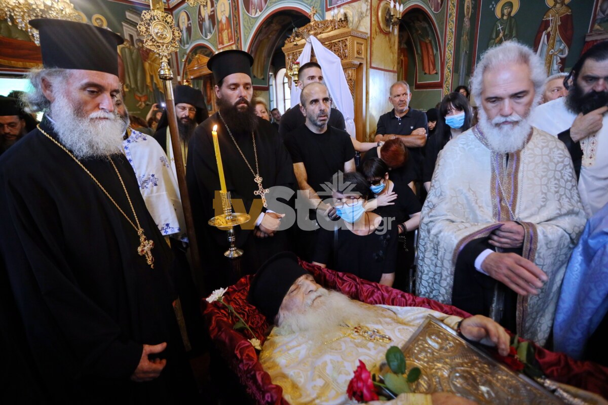 Συγκλονιστικές στιγμές στην κηδεία του ταπεινού παπανικόλα στο ...