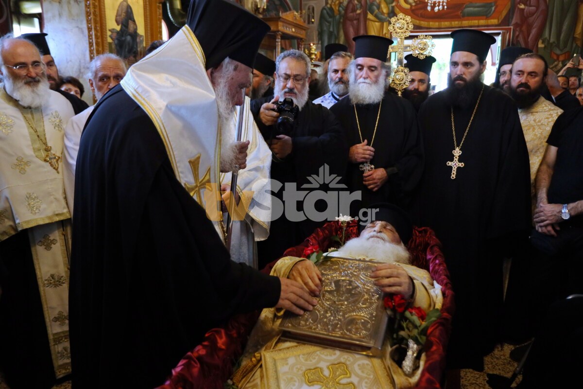 Συγκλονιστικές στιγμές στην κηδεία του ταπεινού παπανικόλα στο ...
