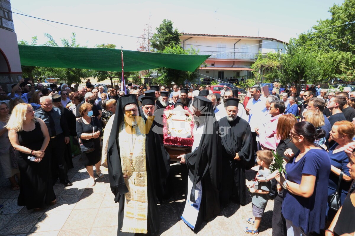 Συγκλονιστικές στιγμές στην κηδεία του ταπεινού παπανικόλα στο ...