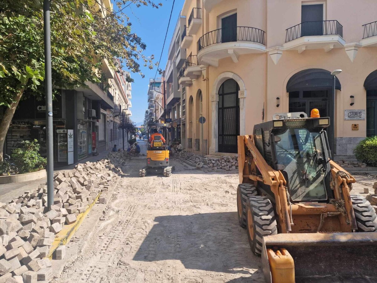 Ξεκίνησε η τοποθέτηση νέων κυβόλιθων στην Φαρμακίδου και αύριο ξεκινά η ...