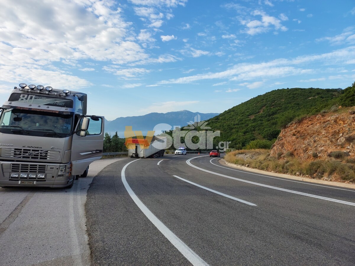Λαμία: Ξεκουμπώθηκε η καρότσα της νταλίκας - Από θαύμα δεν υπήρξε ...