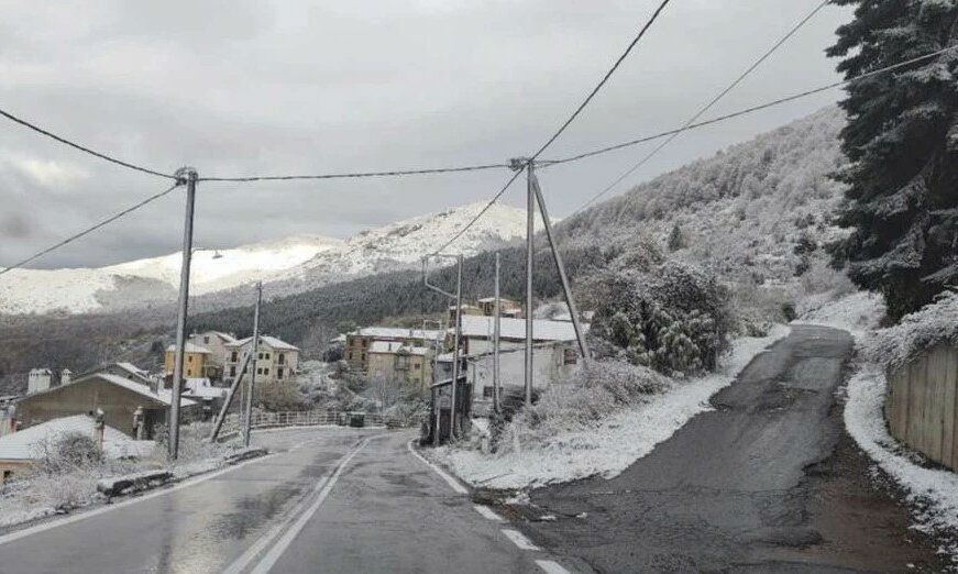 Κακοκαιρία: Έπεσαν τα πρώτα χιόνια στη Φλώρινα – Στα λευκά το Νυμφαίο ...