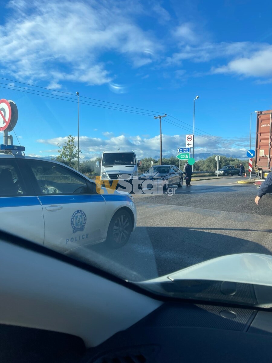 Τροχαίο σε διασταύρωση - Ι.Χ. συγκρούστηκε με φορτηγάκι – tvstar.gr