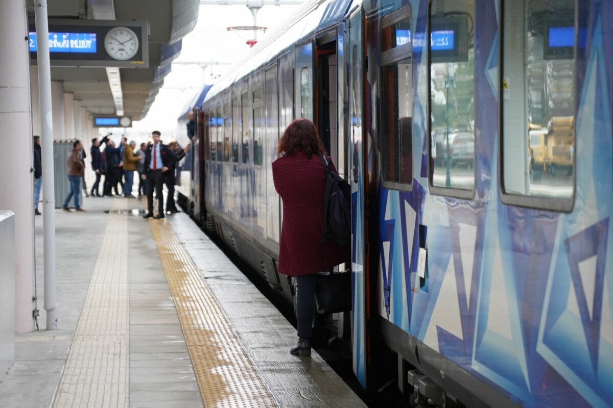 Και πάλι στις ράγες το τρένο Αθήνα - Θεσσαλονίκη - Επιβάτης ο Χρ ...