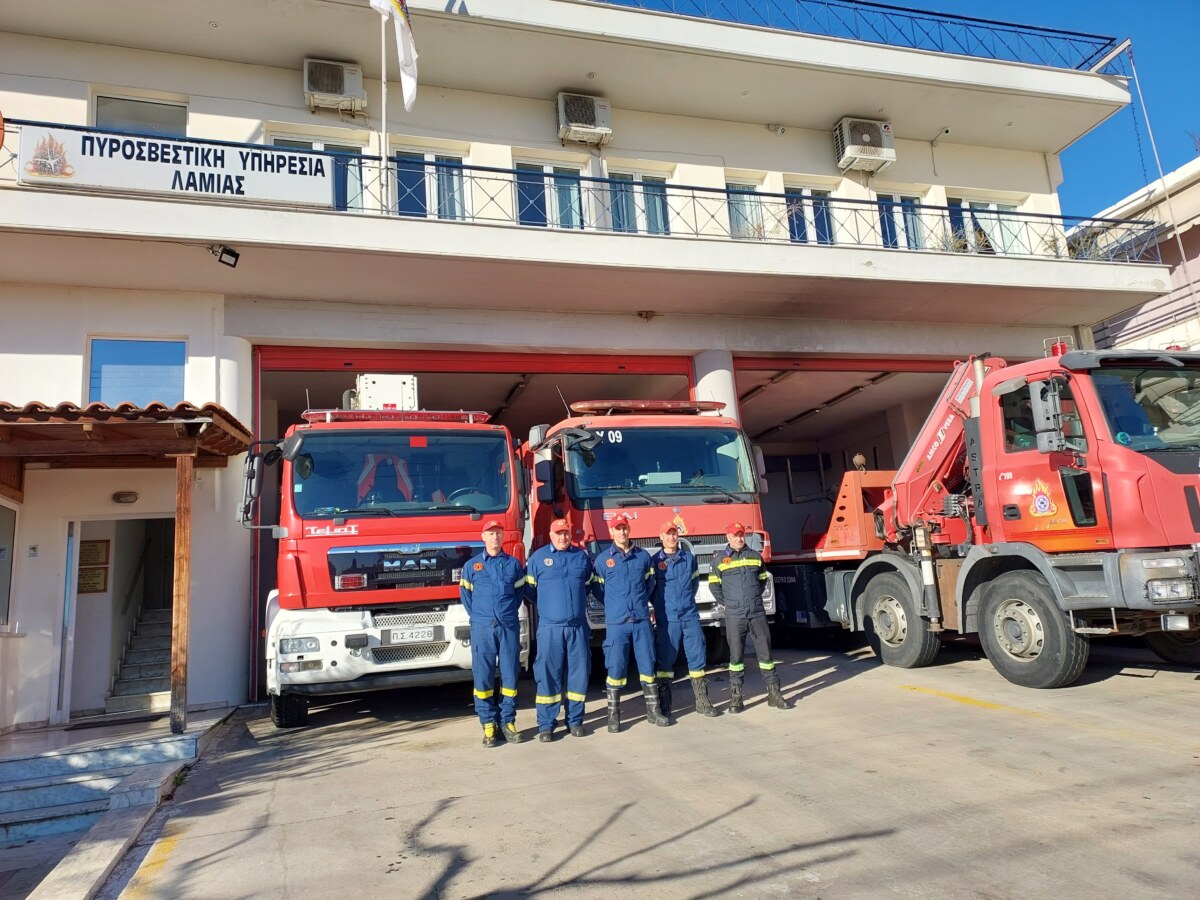 Χριστούγεννα στο καθήκον κάνουν πυροσβέστες και διασώστες του ΕΚΑΒ ...
