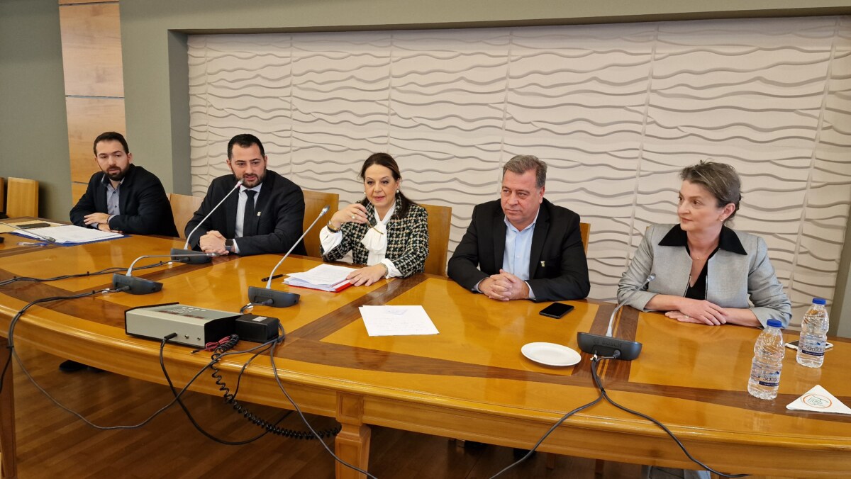Ειδική συνεδρίαση στο Περιφερειακό Συμβούλιο Στερεάς. Το προεδρείο και ...