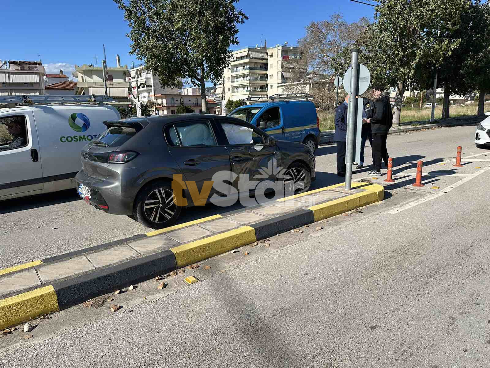 Ατύχημα με 3 αυτοκίνητα στη Λαμία. (φωτο) – tvstar.gr