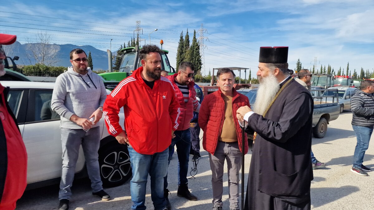 Μπλόκο στην εθνική οδό από τους αγρότες της Ανθήλης. Μαζί τους ο ...