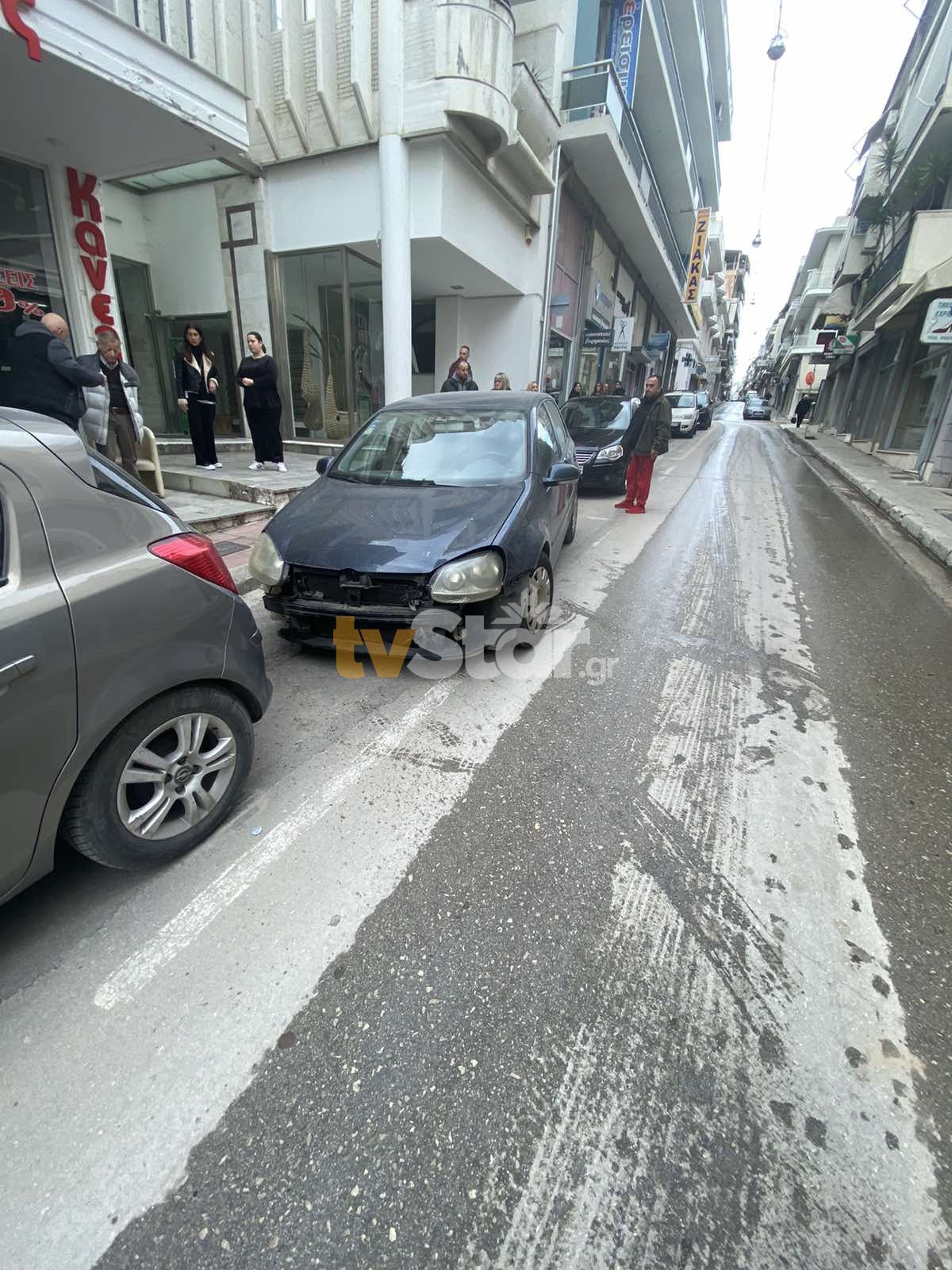 Λαμία: Προσπάθησε να παρκάρει και μπήκε σε κατάστημα. (φωτο) – tvstar.gr