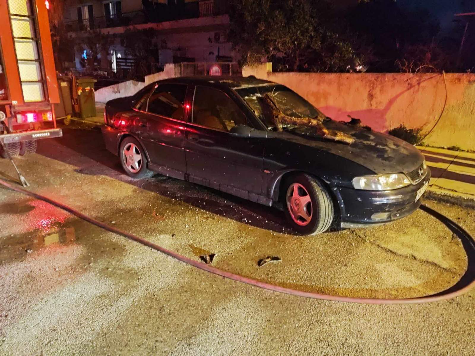 Φωτιά σε αυτοκίνητο αναστάτωσε τους περιοίκους – tvstar.gr