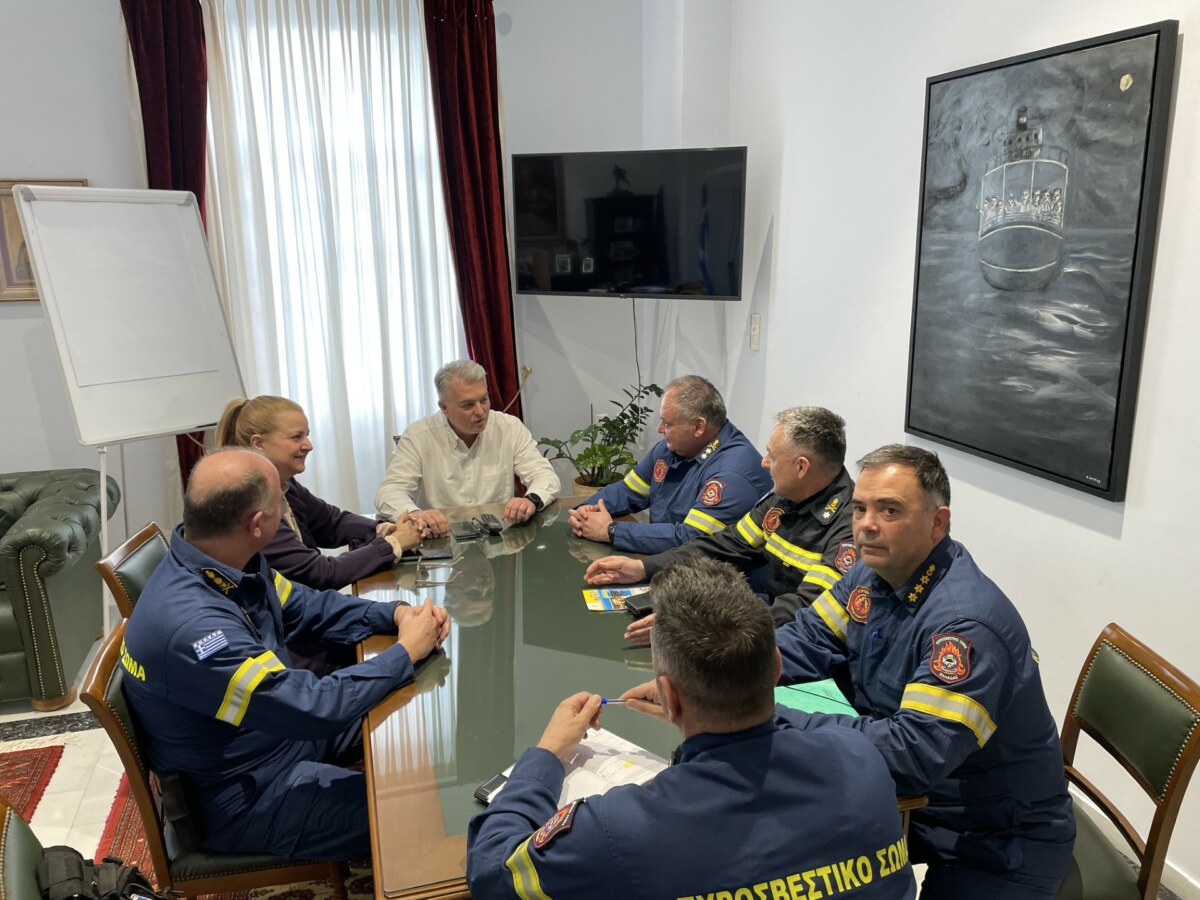 Συνάντηση του Δημάρχου Δελφών με τη Διοίκηση της Πυροσβεστικής ...