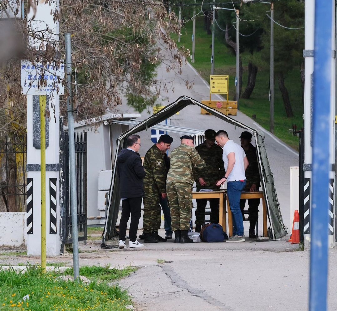 Στέφανος Κασσελάκης: Πέρασε την πύλη του στρατοπέδου νεοσυλλέκτων της ...