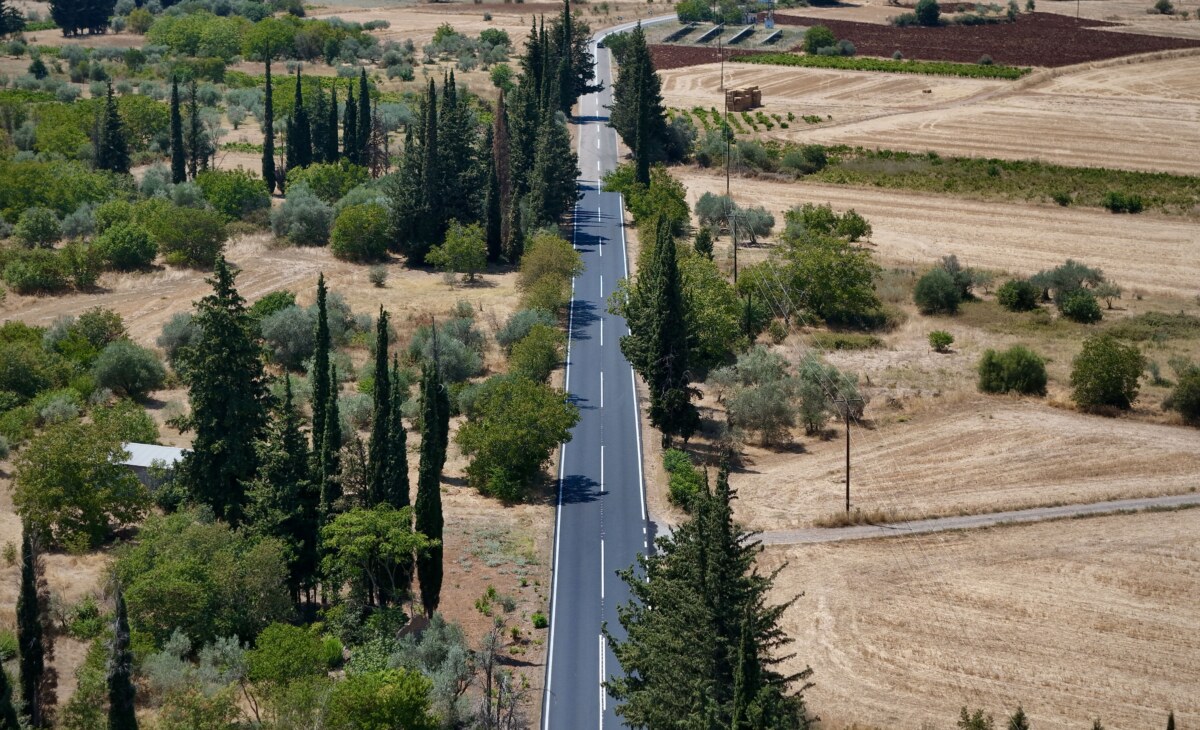 Συνεχίζονται οι ασφαλιστικές εργασίες συντήρησης του οδοστρώματος σε ...