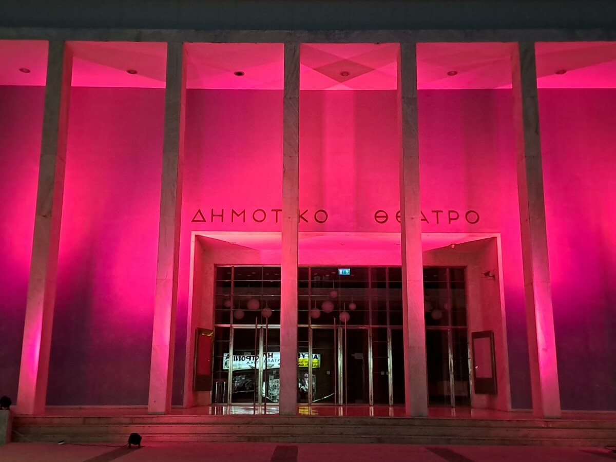 Ροζ φωταγωγήθηκε το Δημοτικό Θέατρο Λαμίας – tvstar.gr