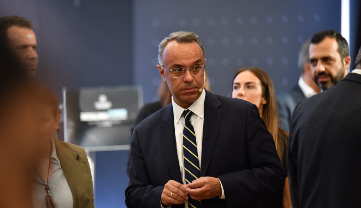 Χ. Σταϊκούρας: "Χρόνια πολλά σε όλες τις Ελληνίδες και όλους τους ...