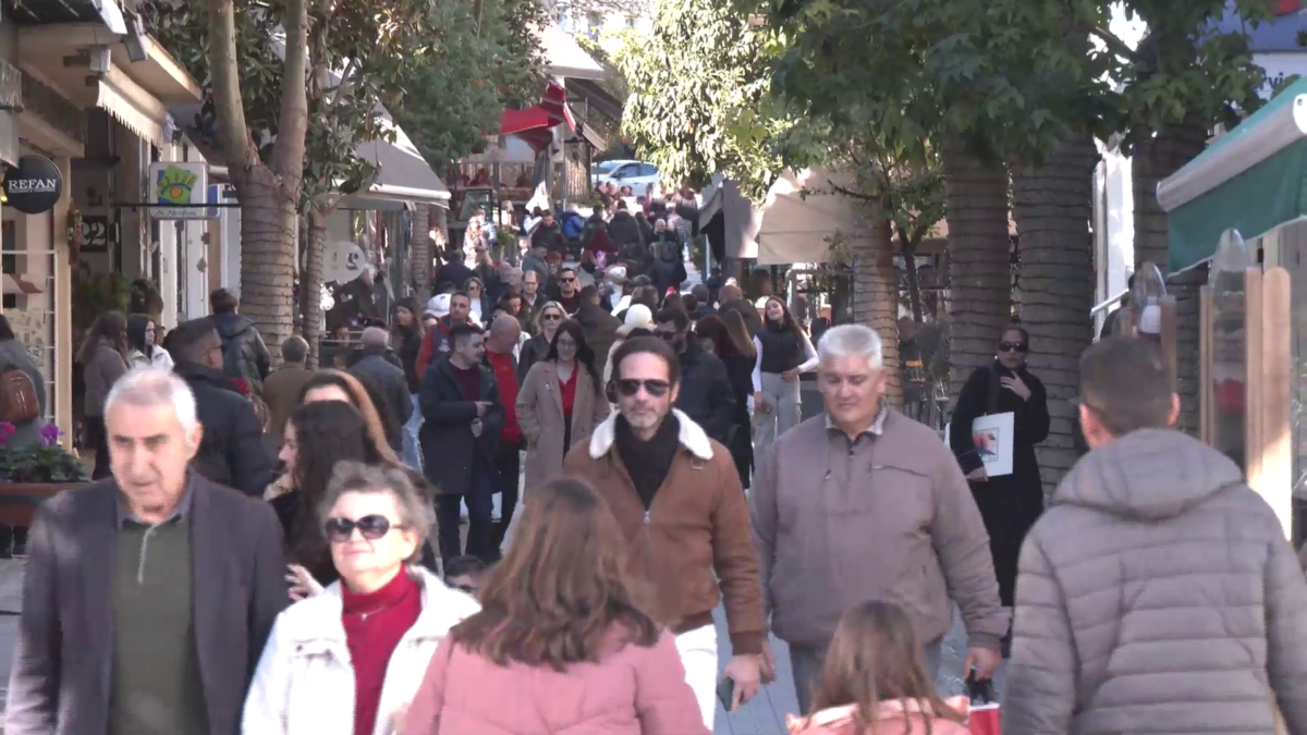 Πλημμύρισε από κόσμο το κέντρο της Λαμίας την τελευταία Κυριακή πριν τα ...
