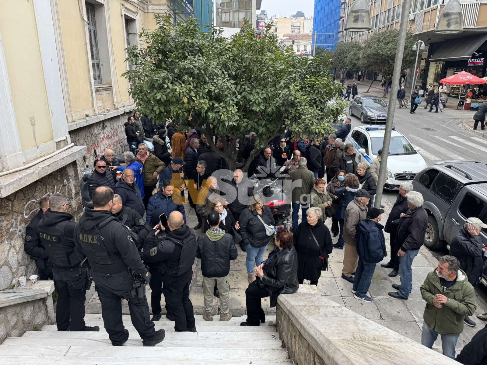 Λαμία: Ρομά και κάτοικοι της Ανθήλης συγκεντρώθηκαν έξω από τα ...