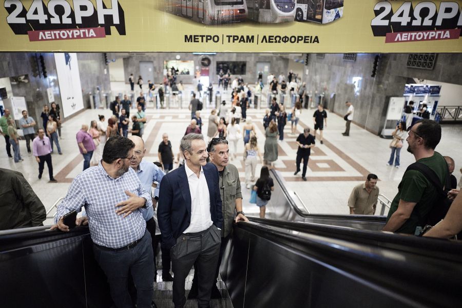 Επίσκεψη Μητσοτάκη στο μετρό του Συντάγματος - Τι είπε με τους ...